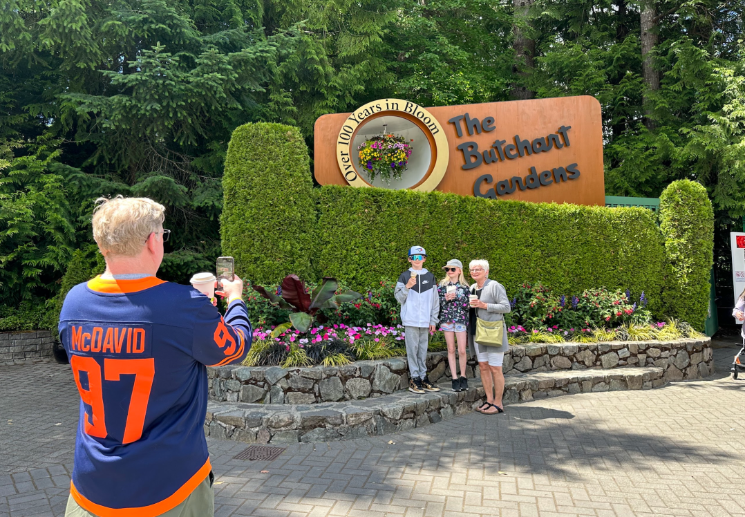 Roundtrip from Vancouver: Victoria Sightseeing & Butchart Gardens Tour ...